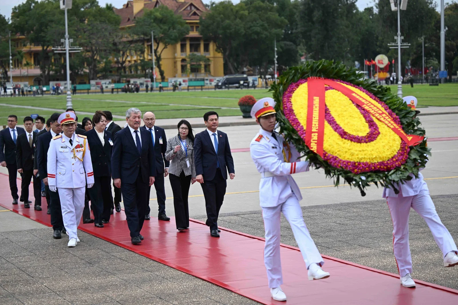 Adylbek Kasymaliev visits mausoleum of first President of Vietnam Ho ...