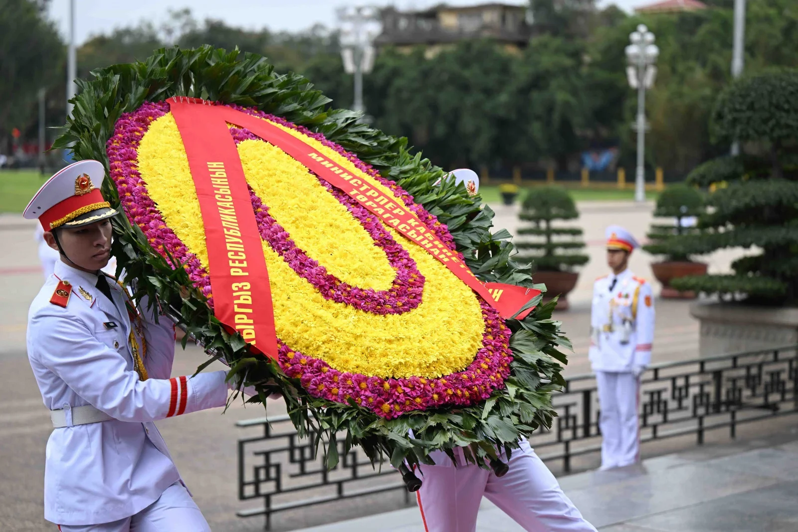 Adylbek Kasymaliev visits mausoleum of first President of Vietnam Ho ...