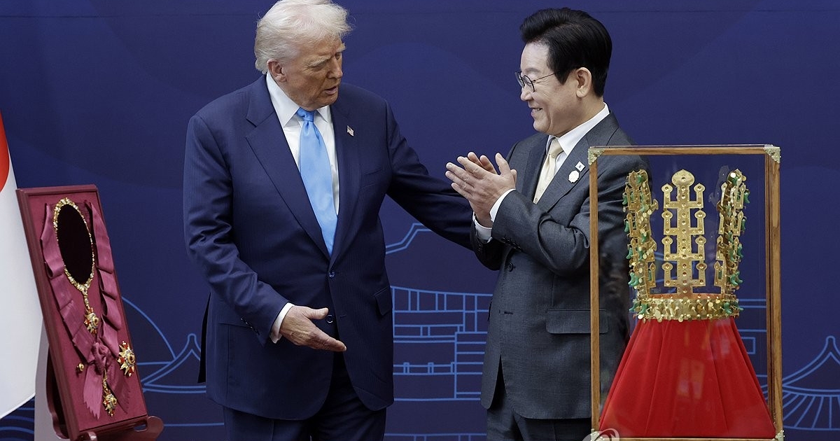 Lee gifts Trump replica of ancient gold crown, awards highest state ...