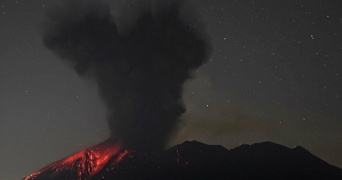 Sakurajima volcano erupts in southwest Japan, creating 4,400 m-high ...
